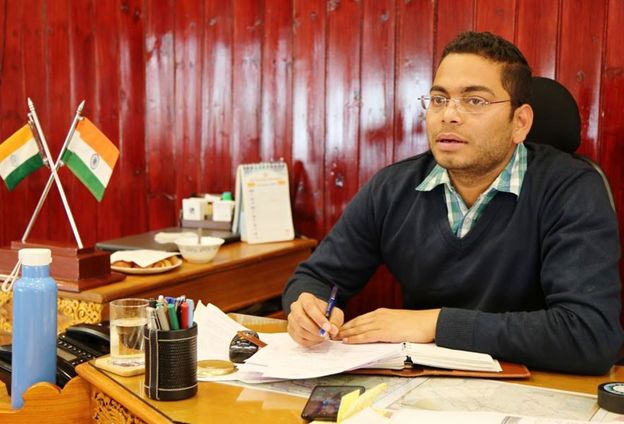 DM conducts tour of Shopian Town; visits Historical Jamia Masjid, Clock Tower, Culture Hub – The ...