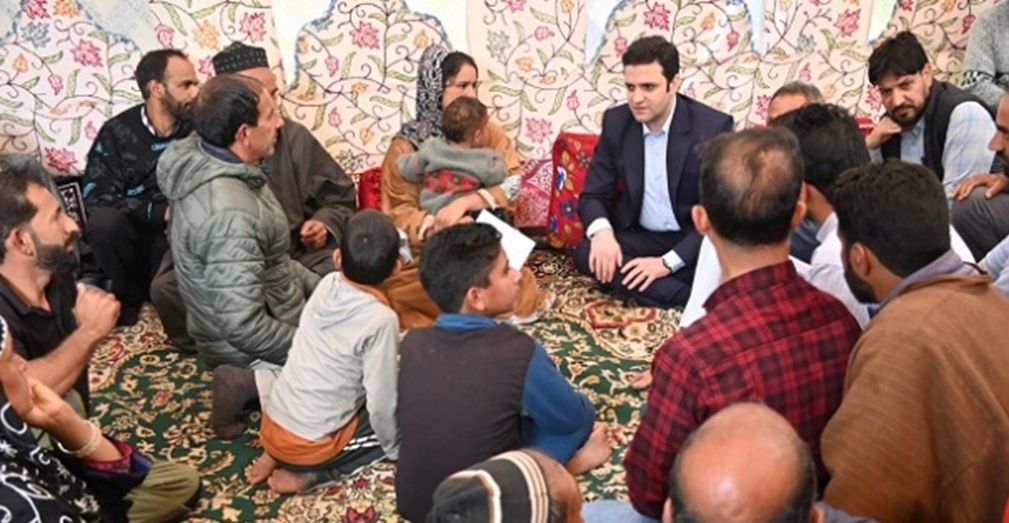 DC Kulgam hands-over immediate relief cheque to the family of cloud ...