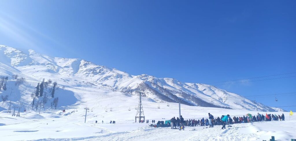 More than 9 lac tourists enjoy Gondola ride at Gulmarg this year – The ...