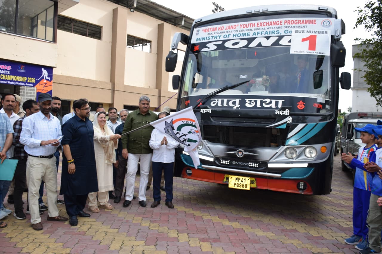 Sakeena Itoo flags off group of students for ‘Watan Ko Janoo’ exposure ...