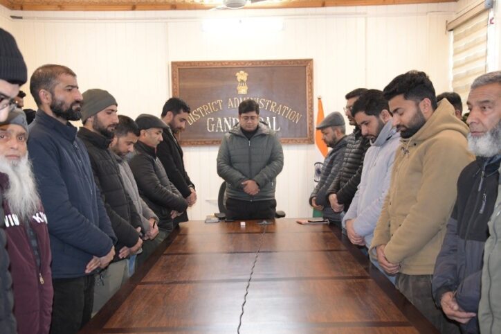 Distt G’bal observes Two Minutes’ Silence to honour Martyrs of freedom ...