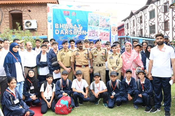 SSP Srinagar flags off group of students for Bharat Darshan Tour – The ...